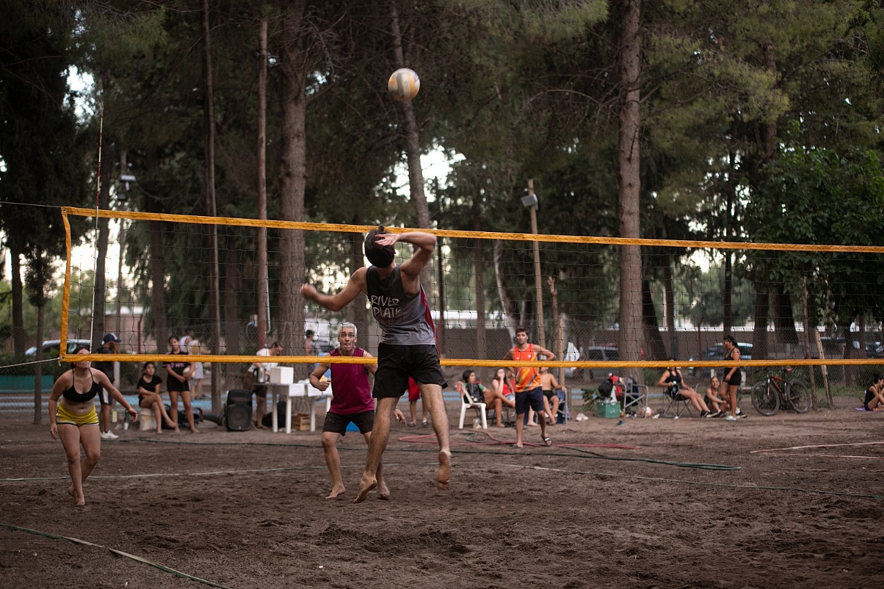 Torneo mixto de beach vóley en el Polideportivo Municipal