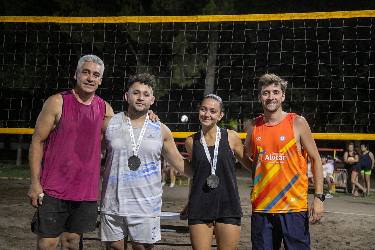 Torneo mixto de beach vóley en el Polideportivo Municipal